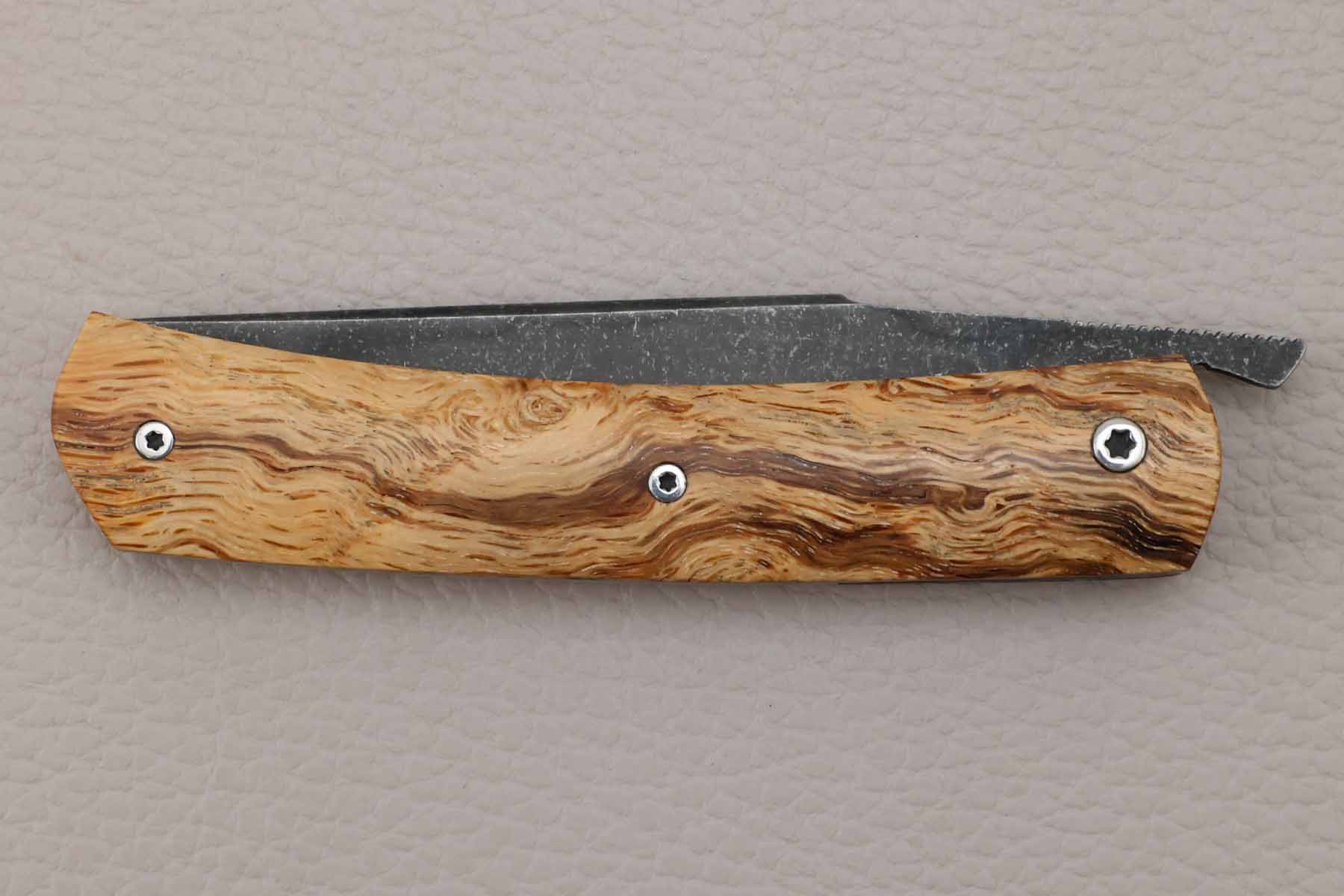 Couteau à friction artisanal Yorick Stoupy - loupe de chêne ondé stabilisé