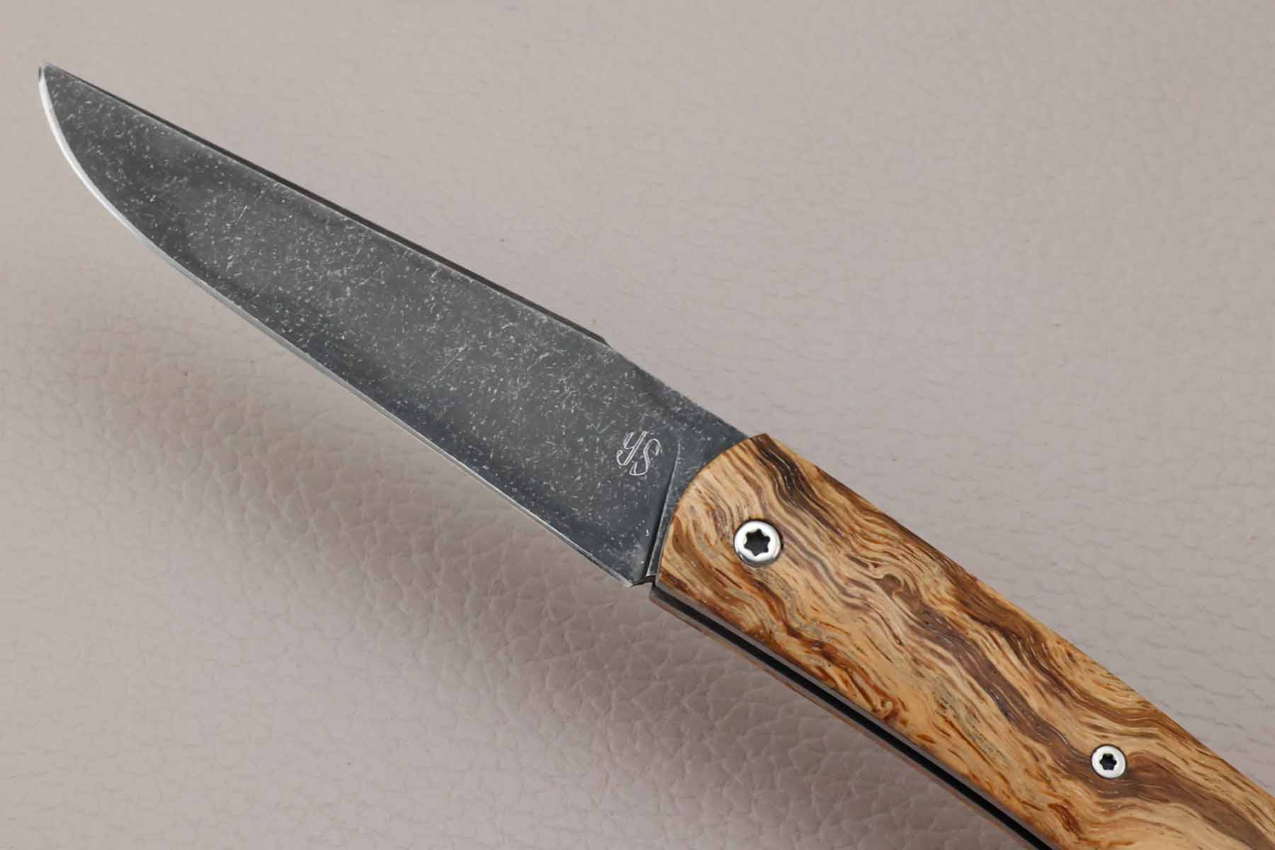 Couteau à friction artisanal Yorick Stoupy - loupe de chêne ondé stabilisé