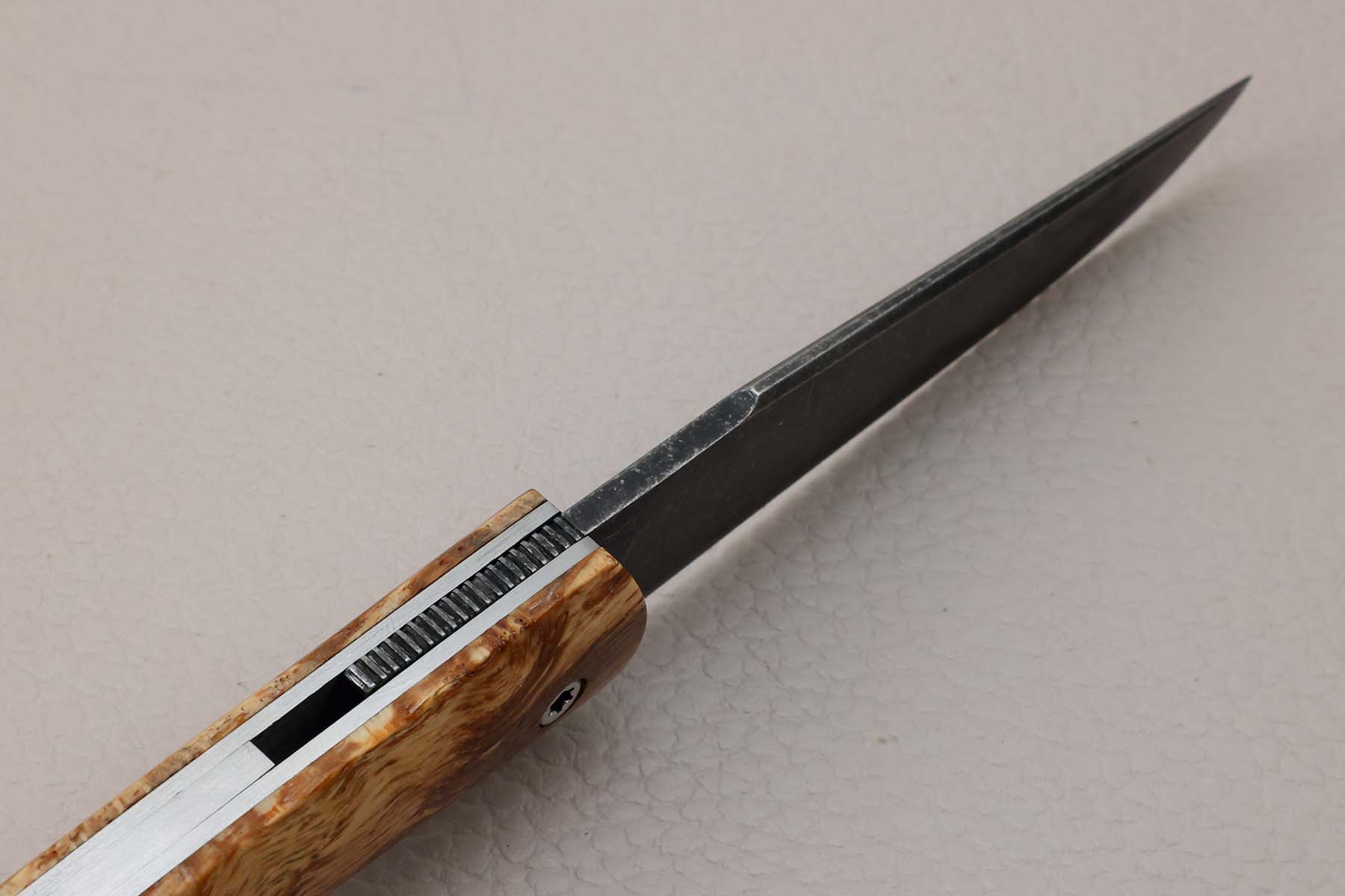 Couteau à friction artisanal Yorick Stoupy - loupe de chêne ondé stabilisé